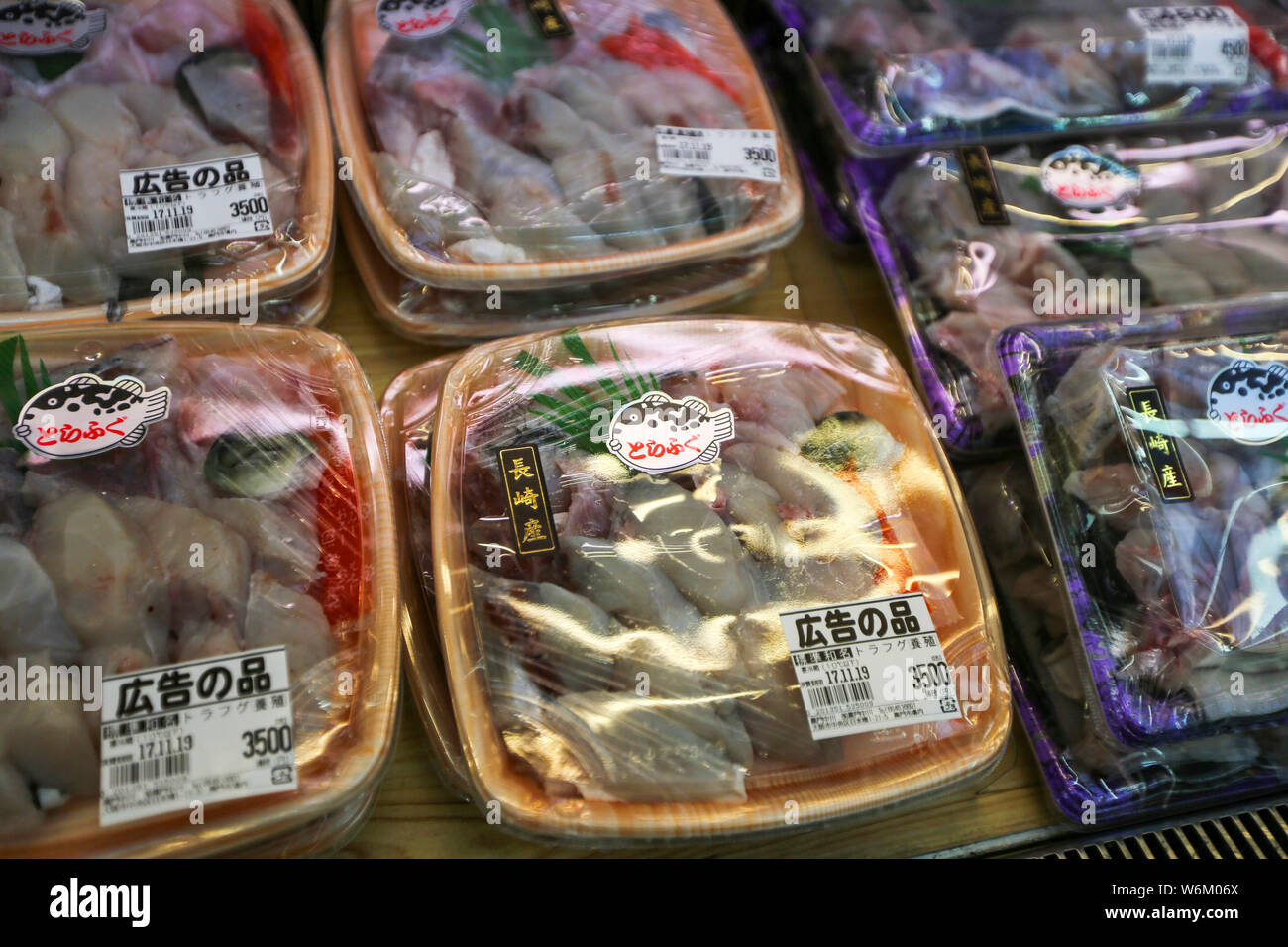 View of a fresh seafood shop at the Kuromon Ichiba market in Osaka ...