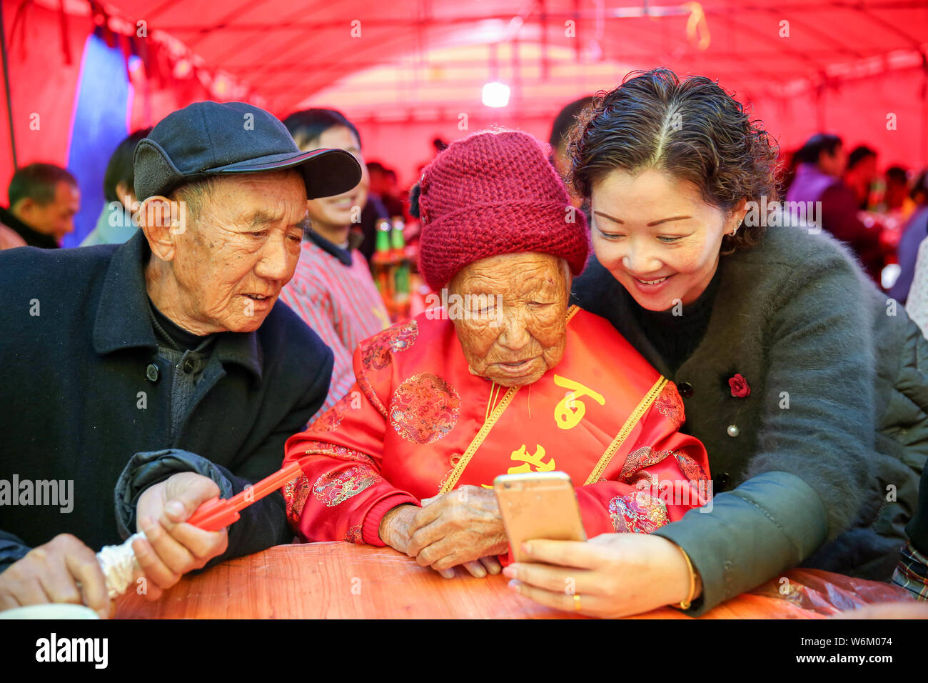 Elderly chinese woman hi-res stock photography and images - Alamy