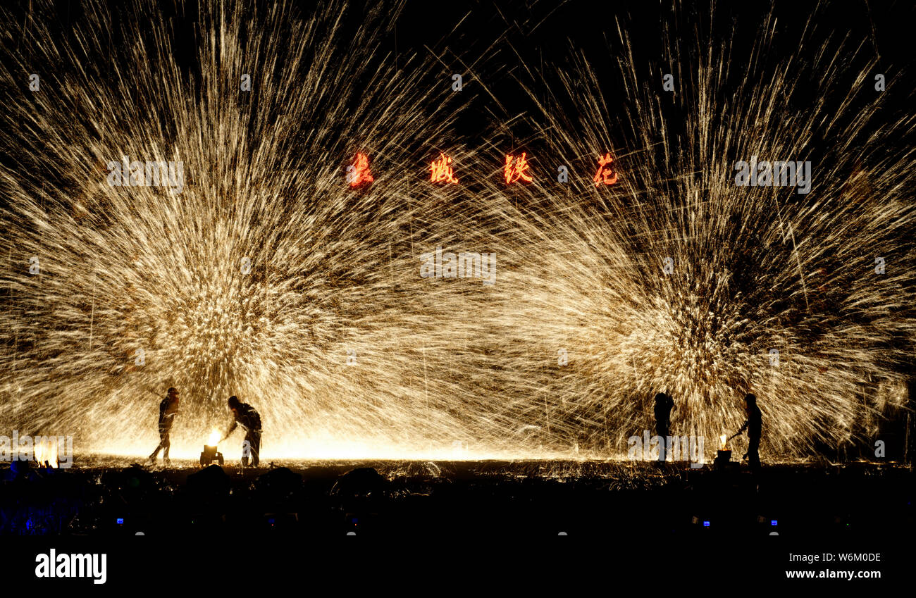 Molten iron throwing hi-res stock photography and images - Alamy