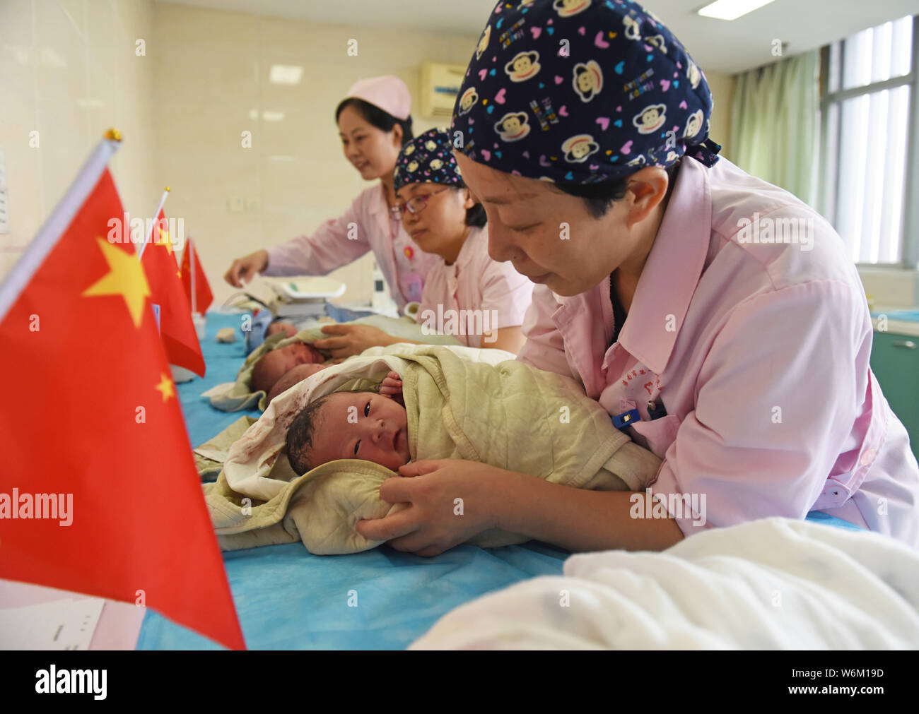 --FILE--Chinese nurses take care of newborn infants at a hospital in ...