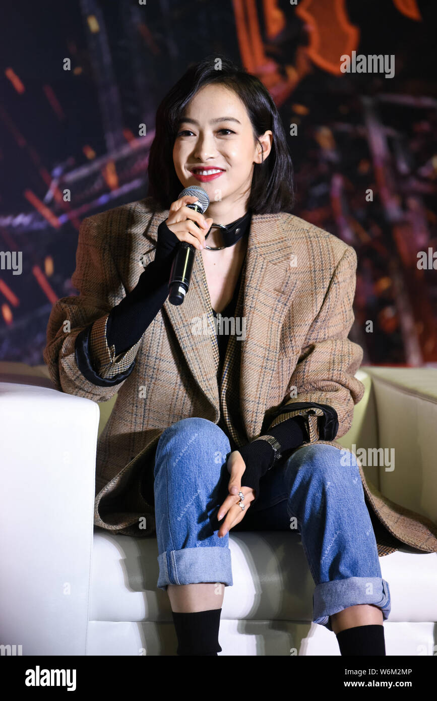 Chinese television crew hi-res stock photography and images - Alamy