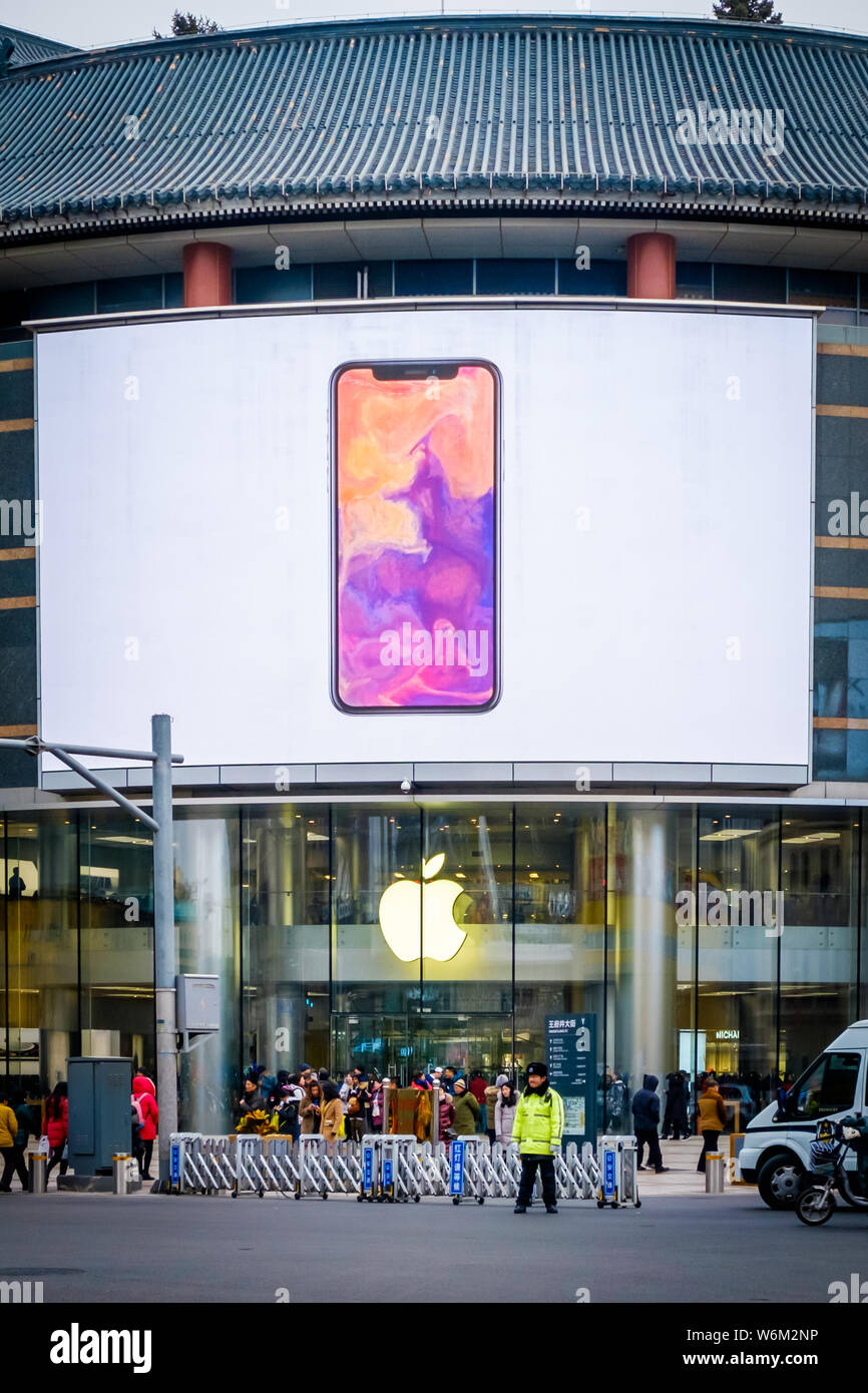 Iphone x advertisement hi-res stock photography and images - Alamy