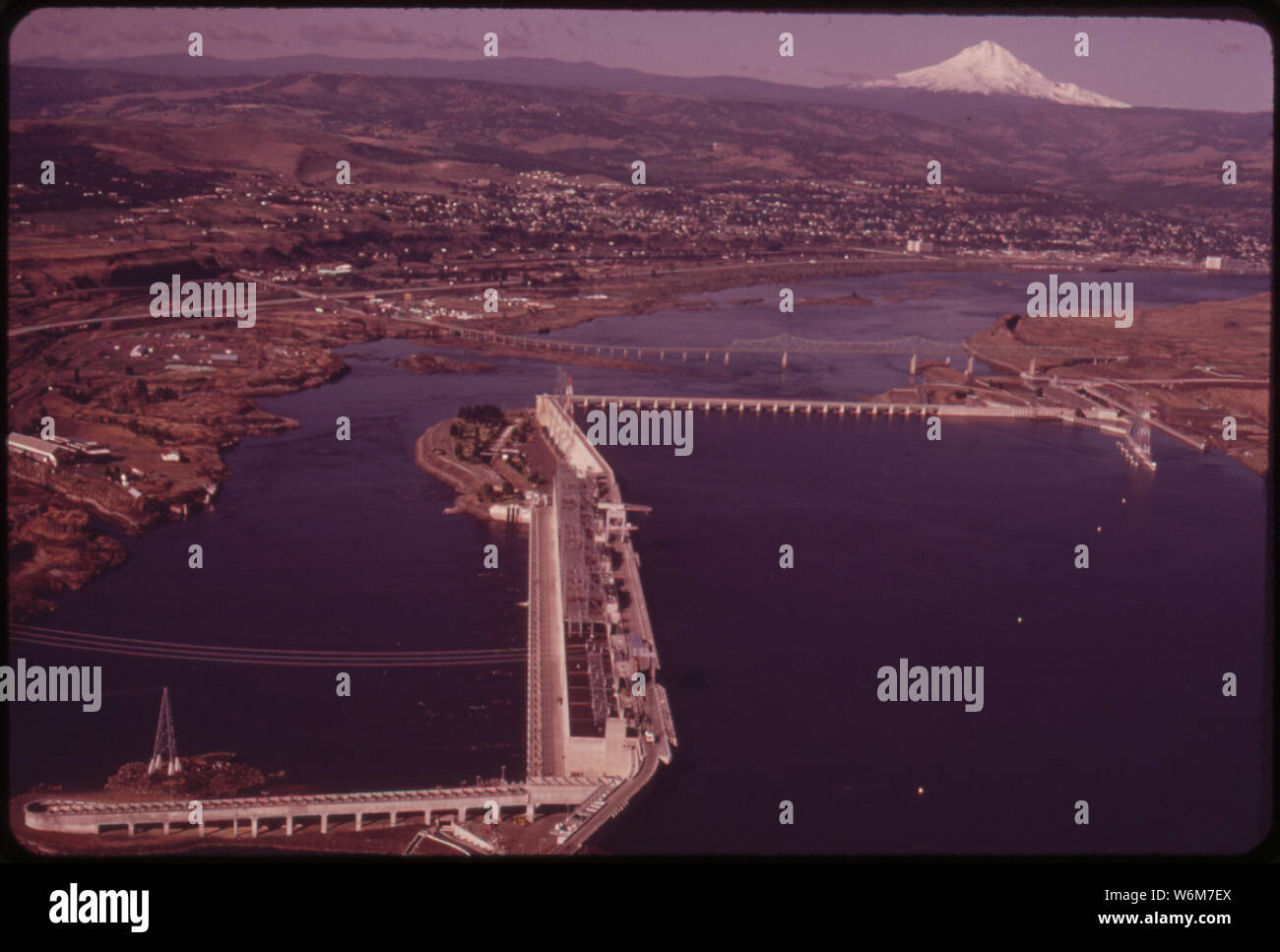 THE DALLES DAM ON THE COLUMBIA RIVER. IN BACKGROUND IS MT HOOD WHICH ...