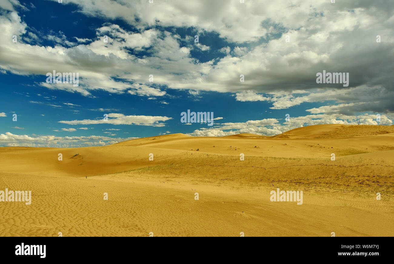Mongolia. Sands Mongol Els, sandy dune desert, bright sunny day Stock ...