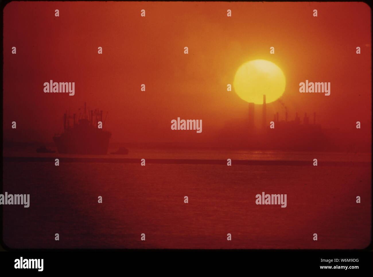 THE SUN RISES OVER CLEVELAND'S SMOG-OBSCURED SKYLINE Stock Photo - Alamy