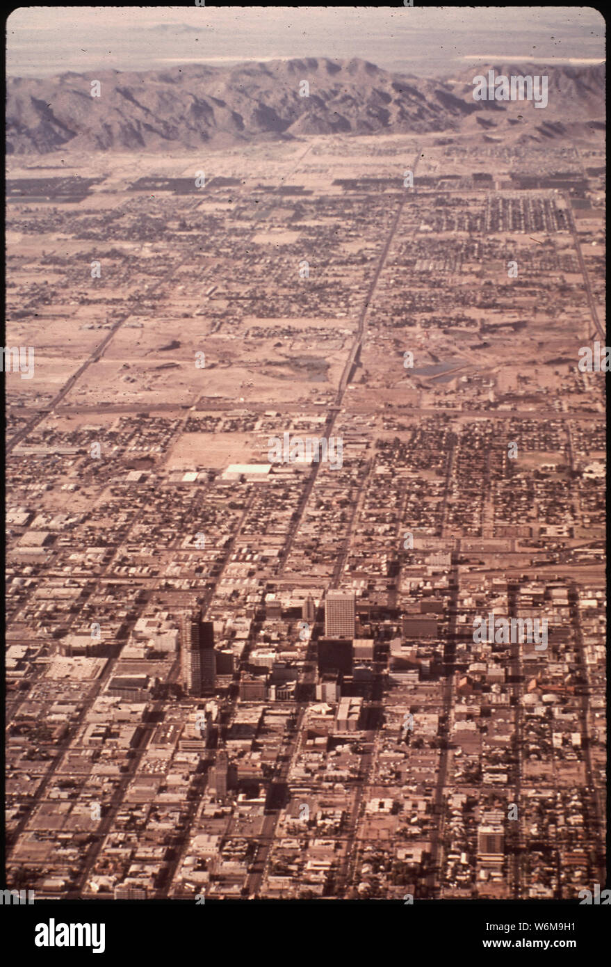THE VIEW OF PHOENIX'S URBAN SPRAWL FROM 4000 FT. SOUTH MOUNTAIN IN ...