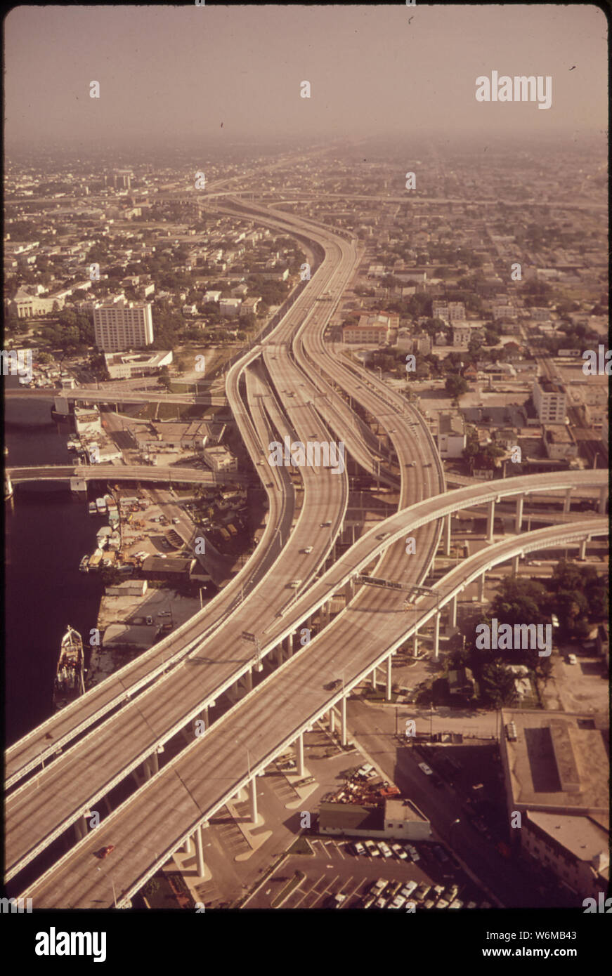 TRAFFIC INTERCHANGE CUTS THROUGH THE HEART OF DOWNTOWN MIAMI Stock ...