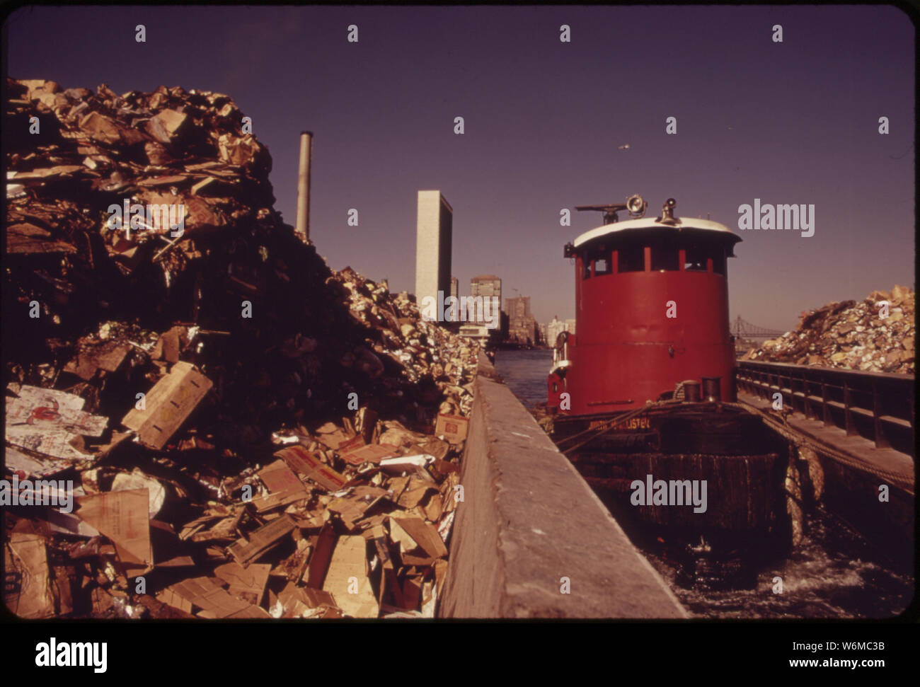 Garbage scows hi-res stock photography and images - Alamy