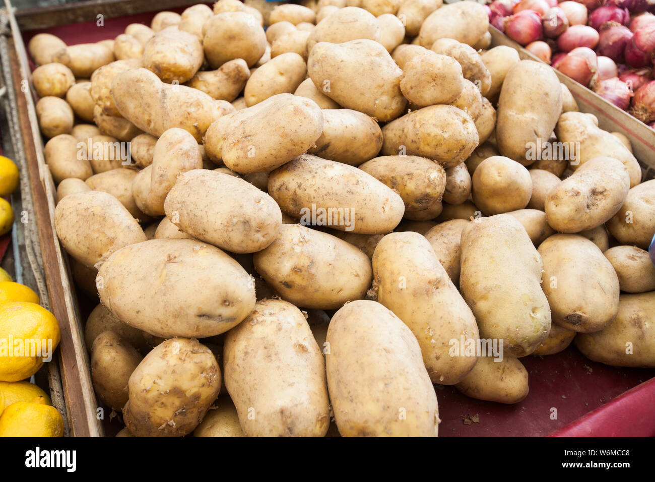 Pile of fresh potato at local farmers market stall Stock Photo - Alamy