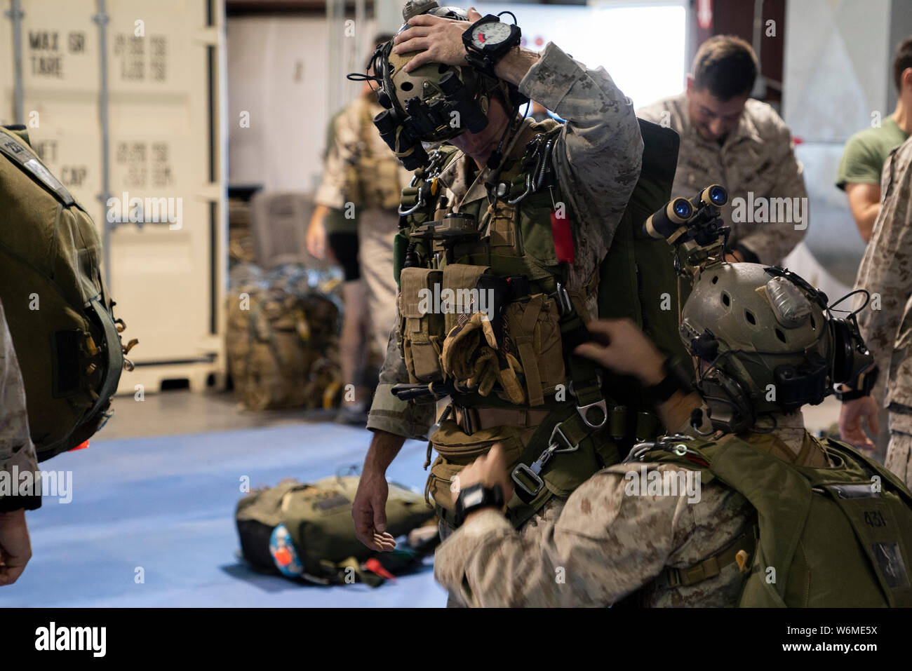 Parachute training hi-res stock photography and images - Alamy
