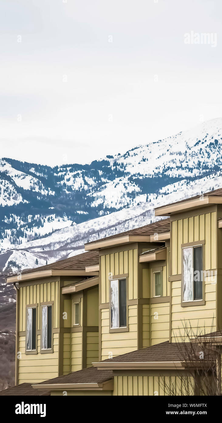 Vertical frame row homes hi-res stock photography and images - Alamy
