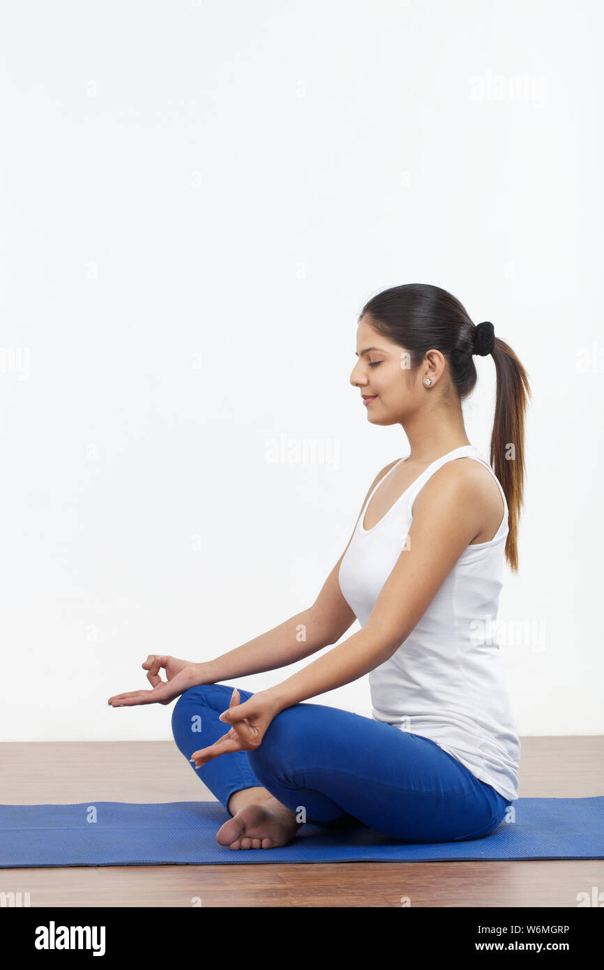 Indian woman sitting cross legged hi-res stock photography and images ...
