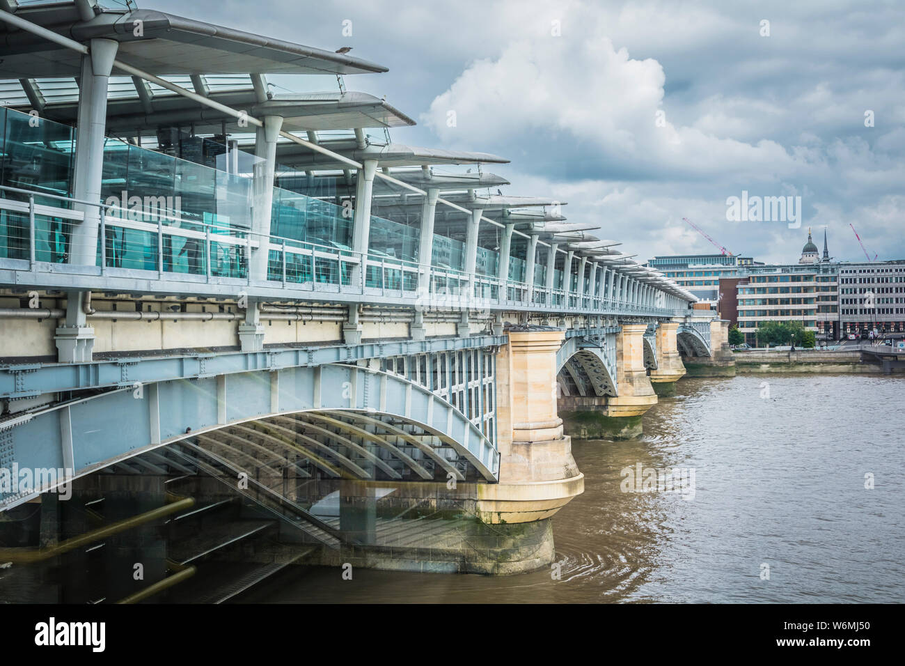 Extended platforms on Network Rail's new Blackfriars Railway Bridge ...