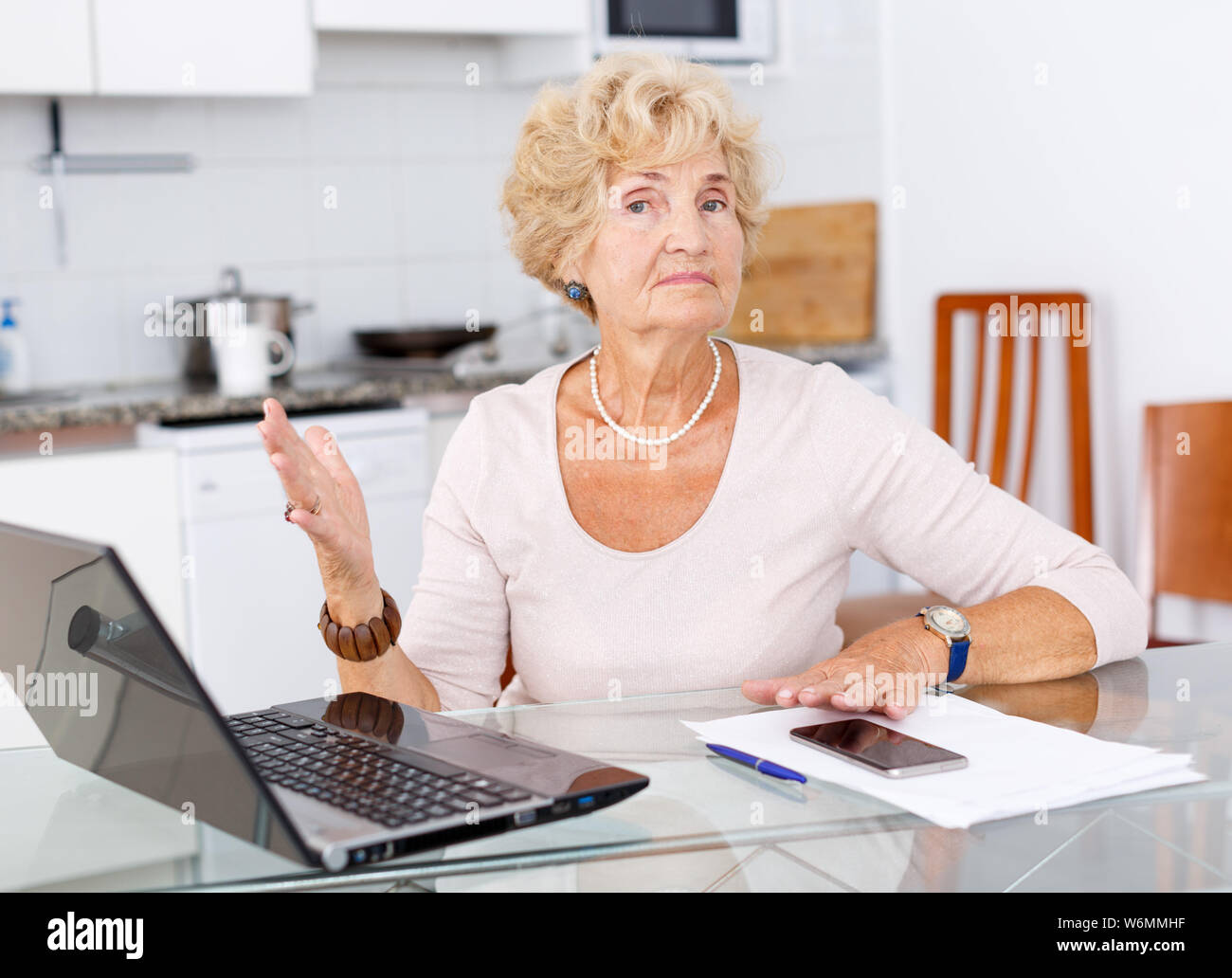 Elderly woman computer confused hi-res stock photography and images - Alamy