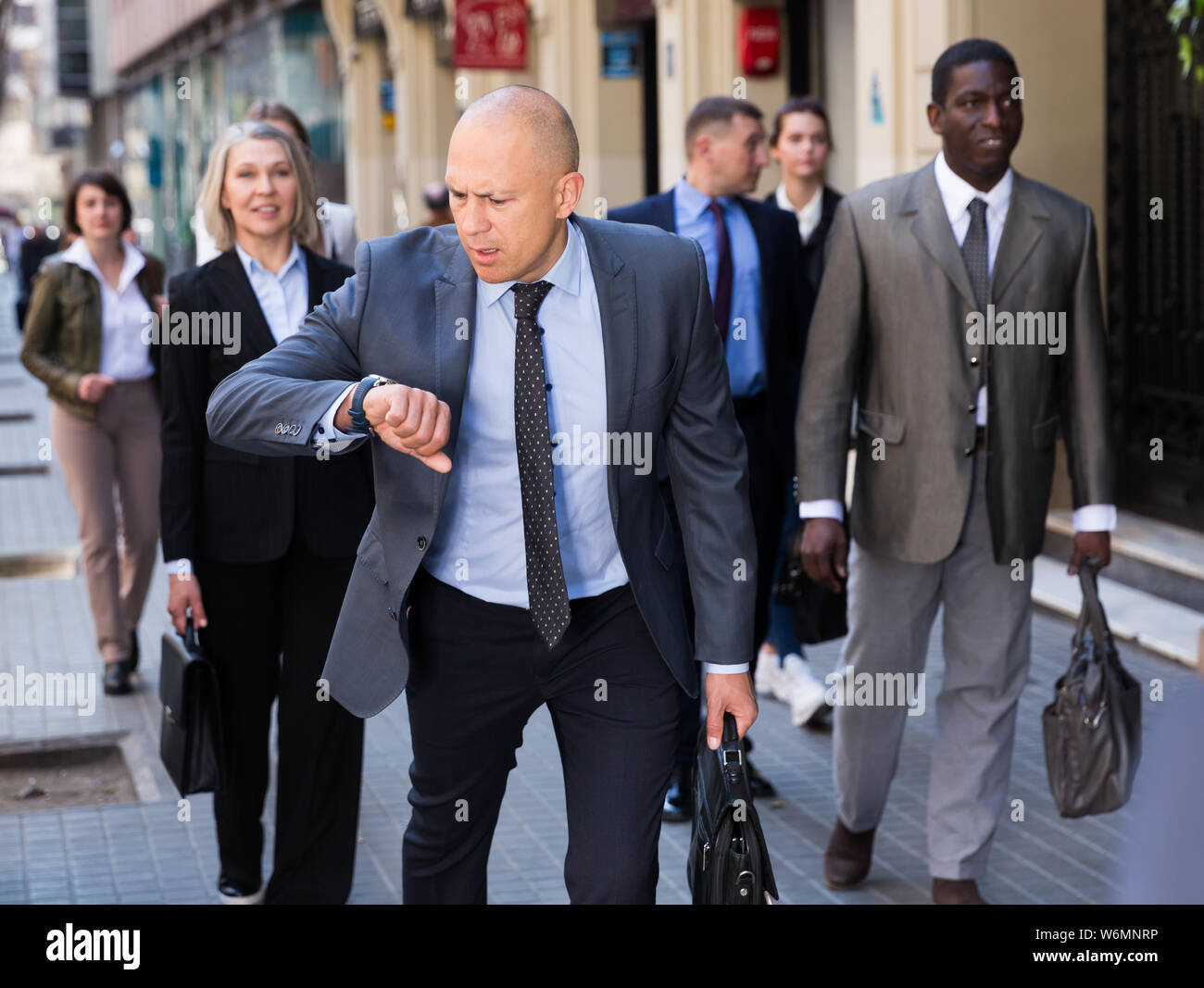 Businessman walking fast downtown hi-res stock photography and images ...