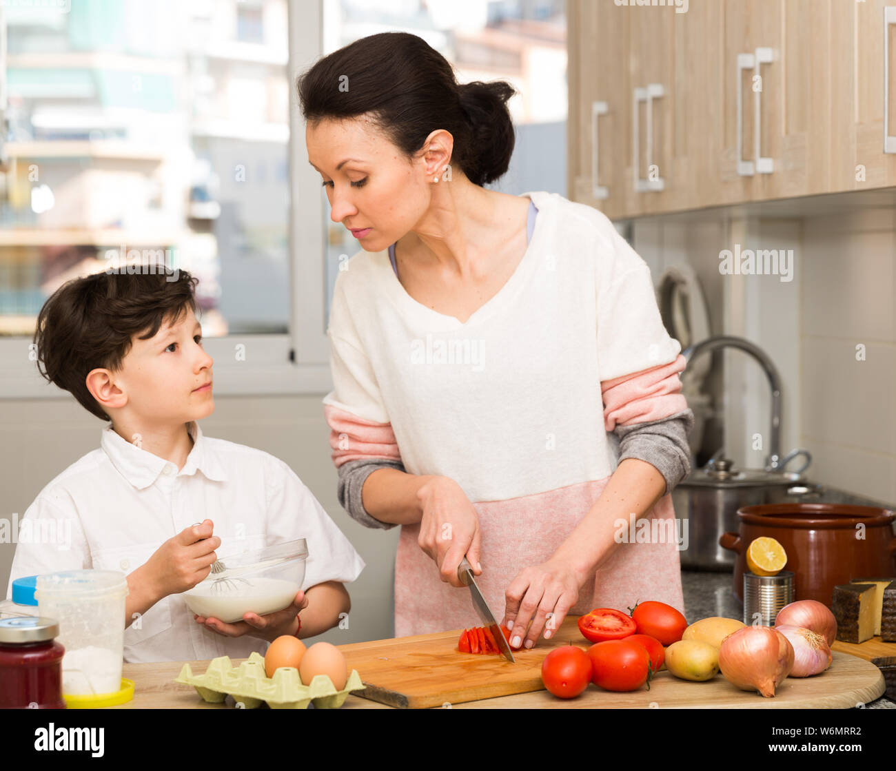 Teen boy cooking dinner hi-res stock photography and images - Alamy