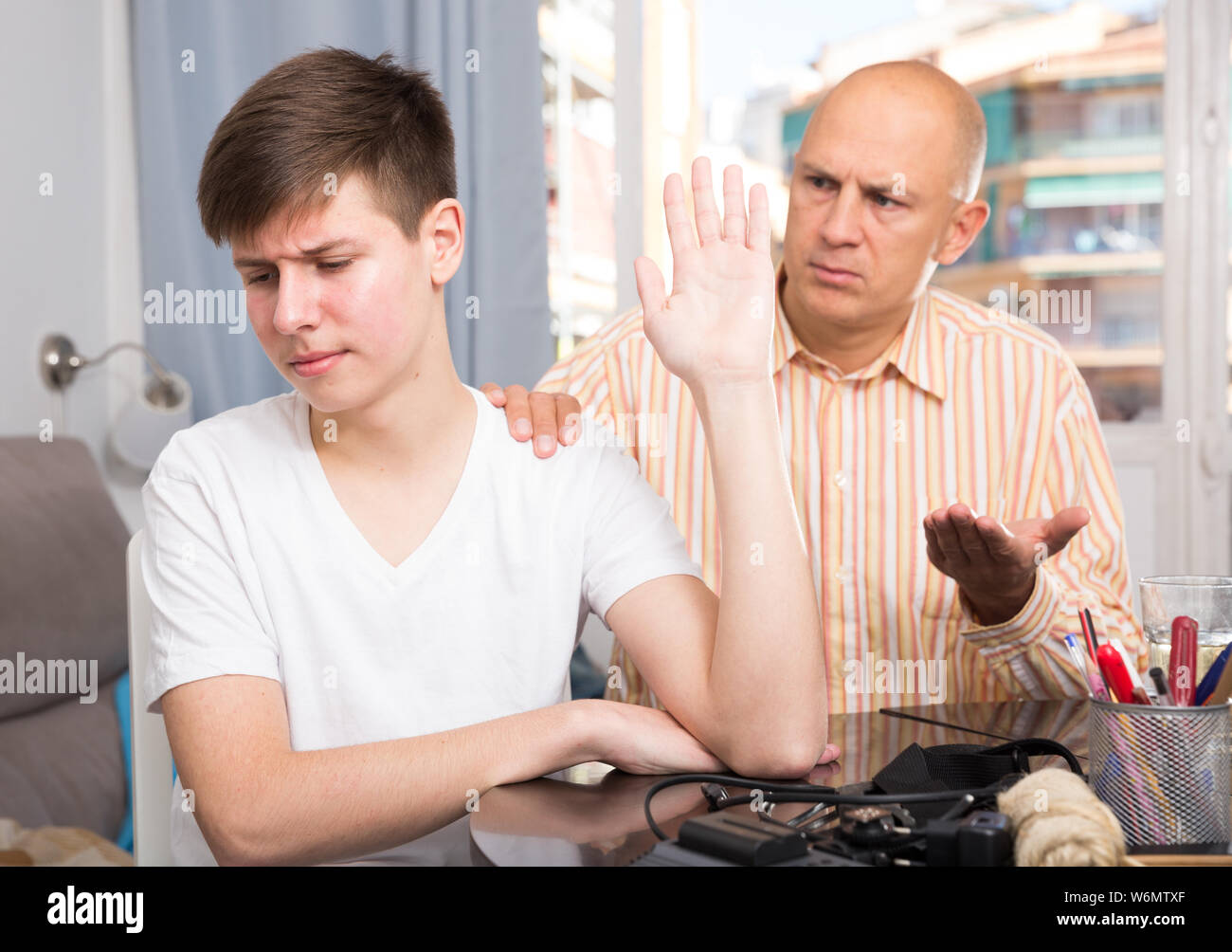 Father lecturing son hi-res stock photography and images - Alamy