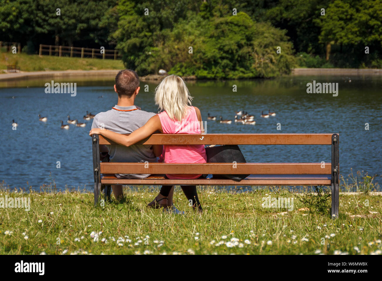 Couple park bench summer hi-res stock photography and images - Alamy