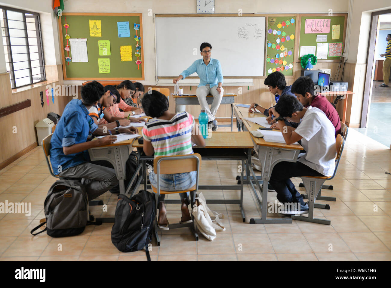 Students group work together classroom hi-res stock photography and ...