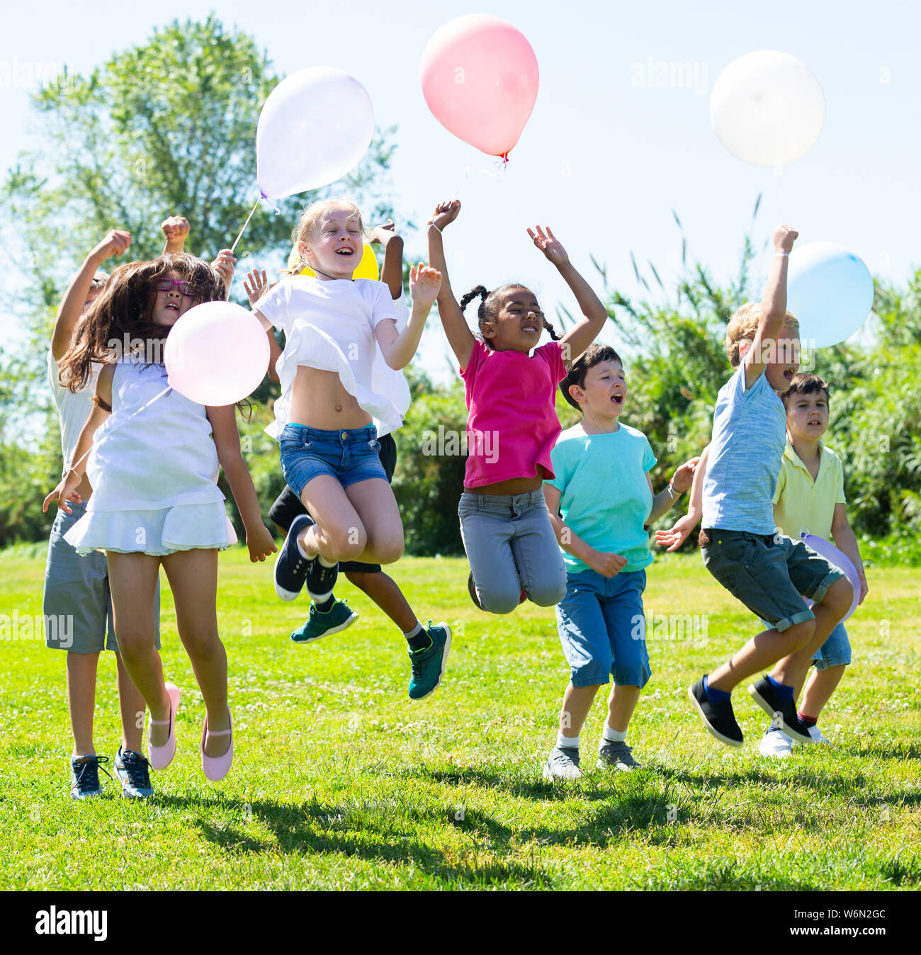 Kids playing balloons on field hi-res stock photography and images - Alamy