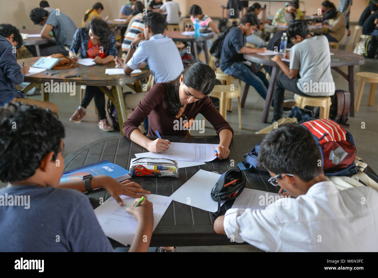 Students group work together classroom hi-res stock photography and ...