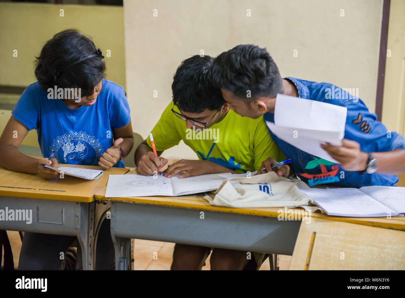 Students group work together classroom hi-res stock photography and ...