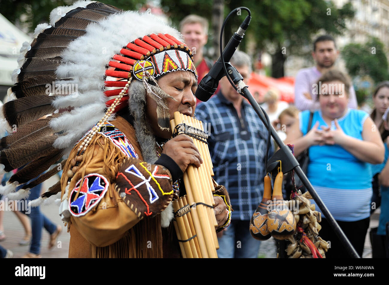 Authentic busker hi-res stock photography and images - Alamy