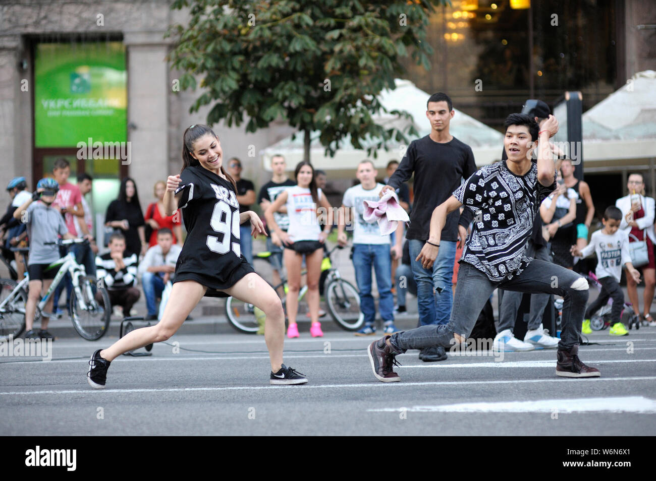 Break dancers on a street hi-res stock photography and images - Alamy