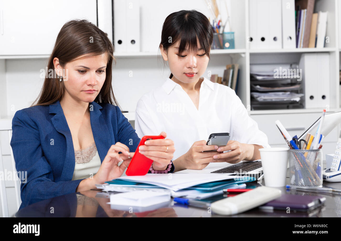 Woman two smartphones laptop hi-res stock photography and images - Alamy