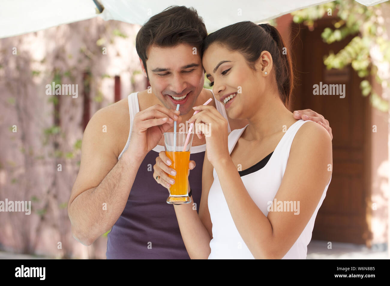 Young couple sharing beverage hi-res stock photography and images - Alamy