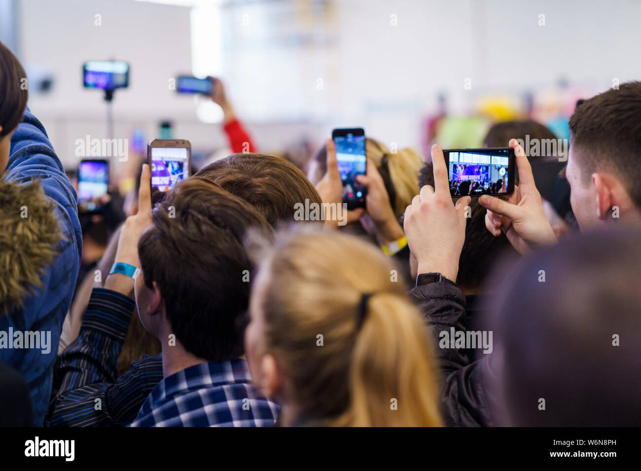 Concert phone recording crowd hi-res stock photography and images - Alamy