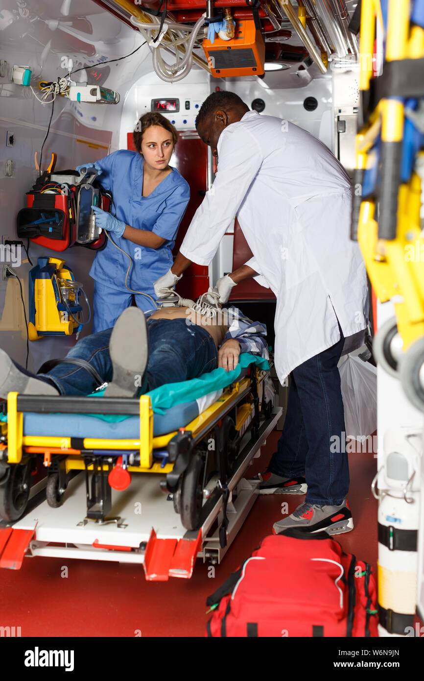 Doctor using defibrillator hi-res stock photography and images - Alamy