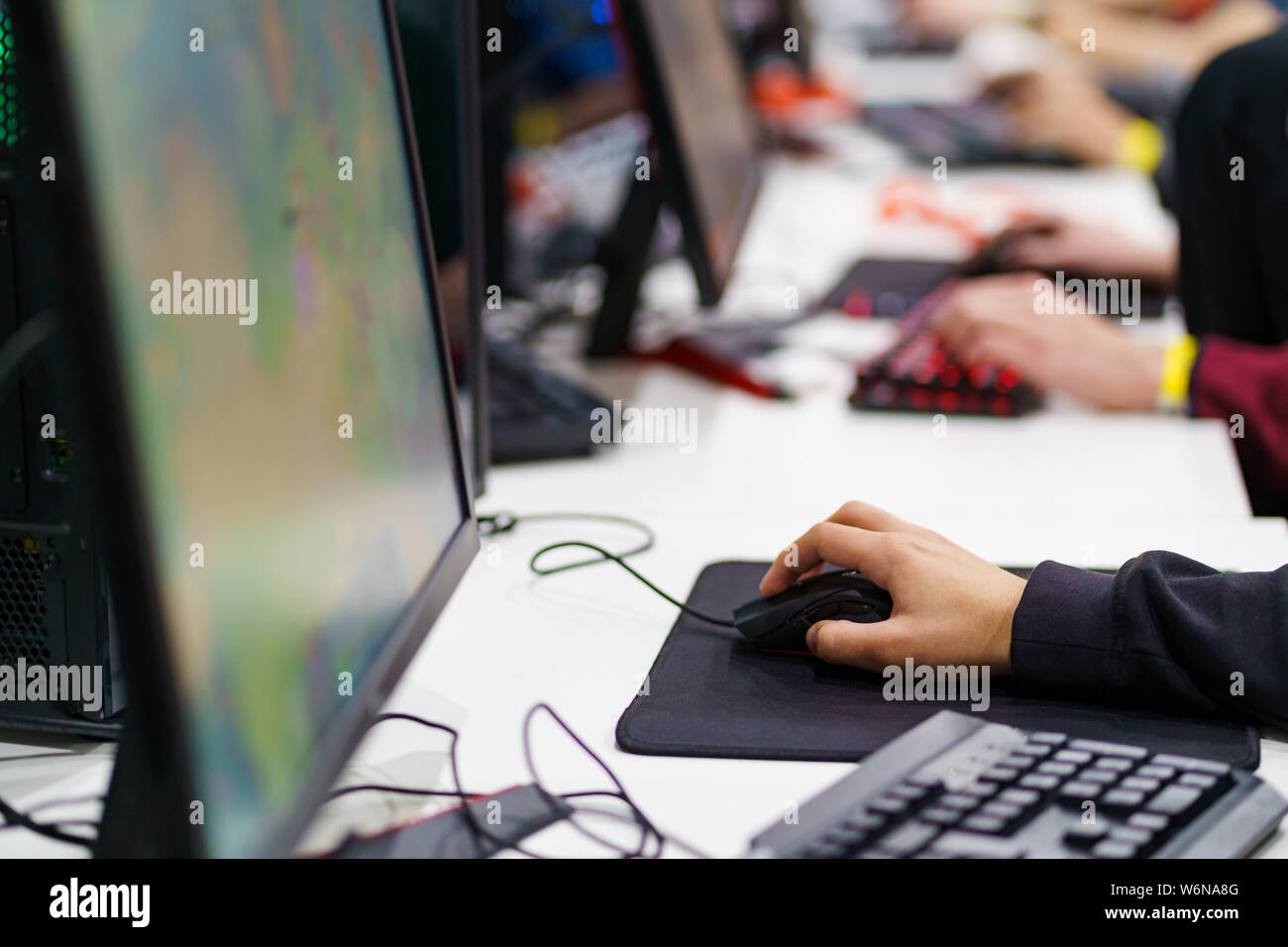 Hand on a mouse Stock Photo - Alamy