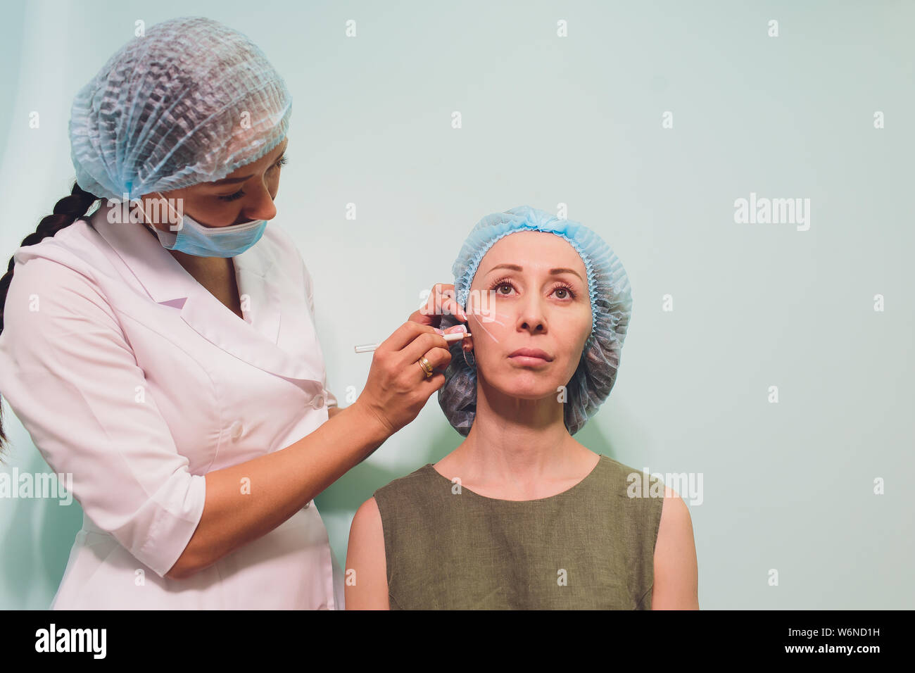 Aged woman doing mesothreads and Thread Lifting, Cosmetology. Cosmetic ...