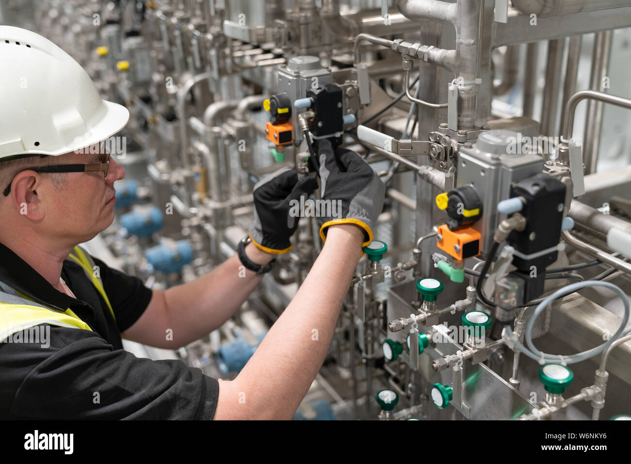 Valve inspection hi-res stock photography and images - Alamy