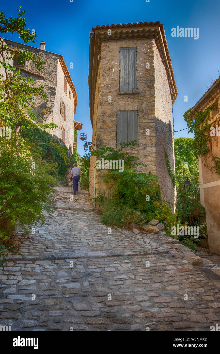 The hill village of Crestet in summer, Provence-Alpes-Cote d’Azur ...