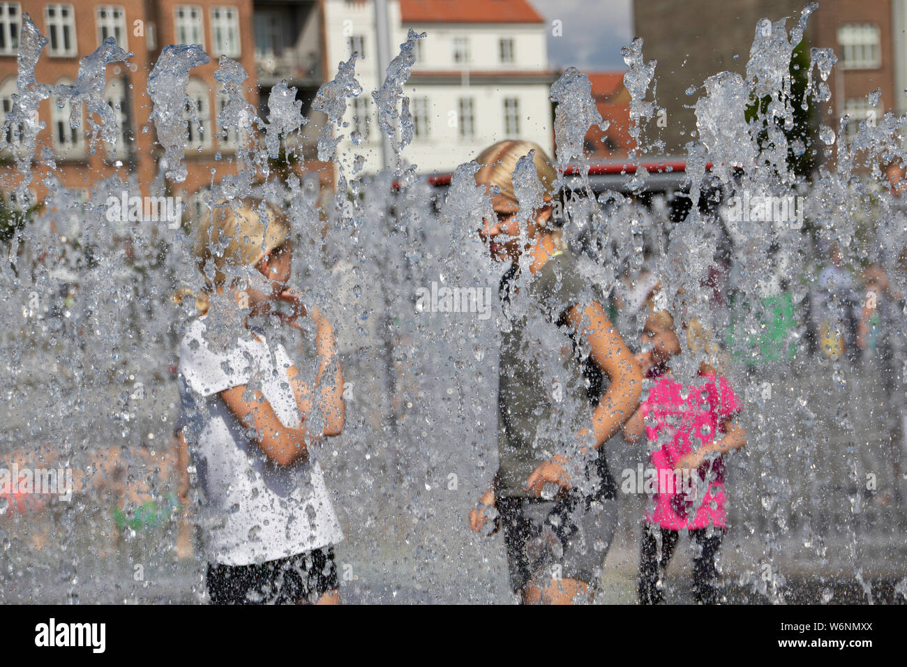 Girls fountain hi-res stock photography and images - Alamy