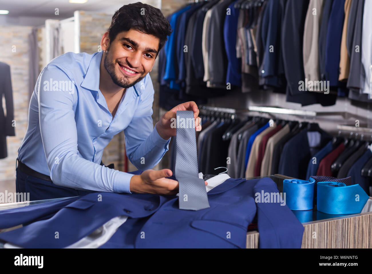 Customer showing jacket tie hi-res stock photography and images - Alamy