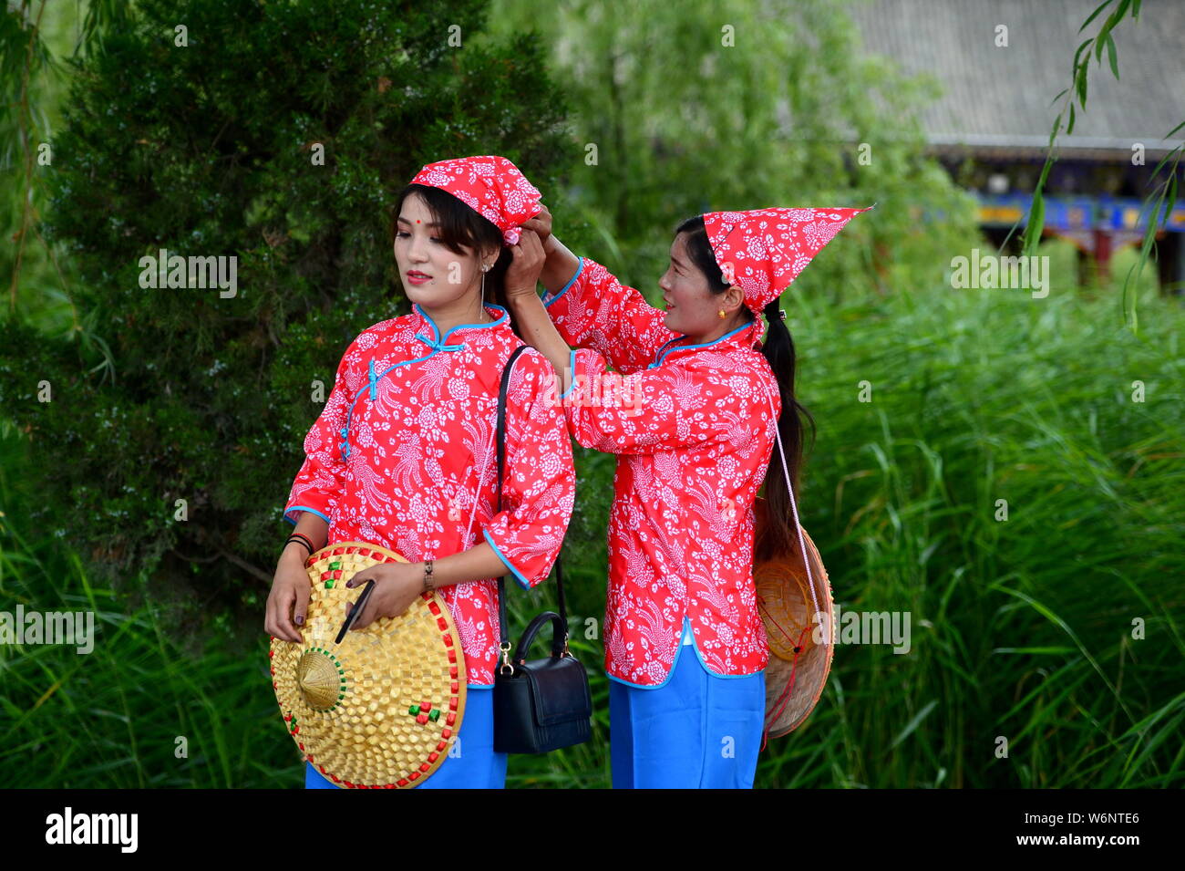 (190802) -- LANZHOU, Aug. 2, 2019 (Xinhua) -- Women get dressed up in a ...