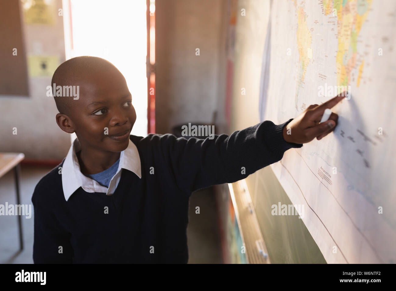 Boy pointing at map hi-res stock photography and images - Alamy