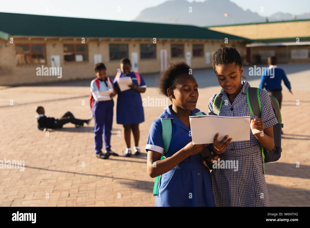 Schoolgirls hi-res stock photography and images - Alamy