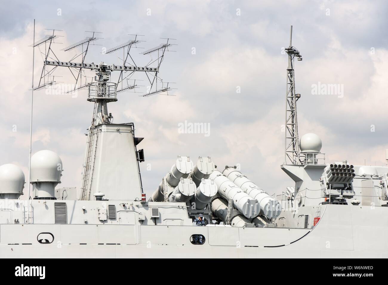 Type 052 destroyer hi-res stock photography and images - Alamy