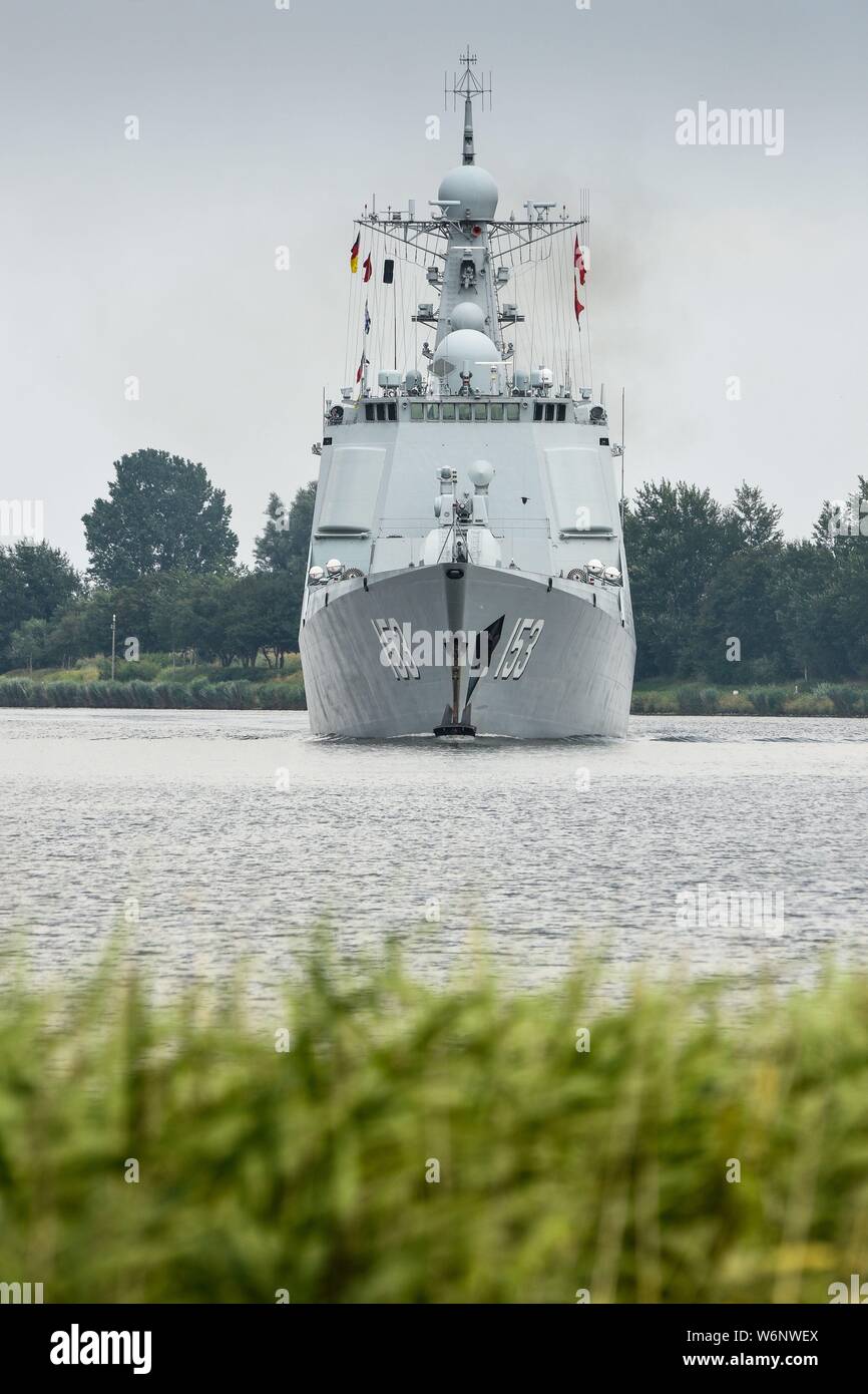 The first in 2015 put into service destroyer D 153 "Xi'an" on the way ...