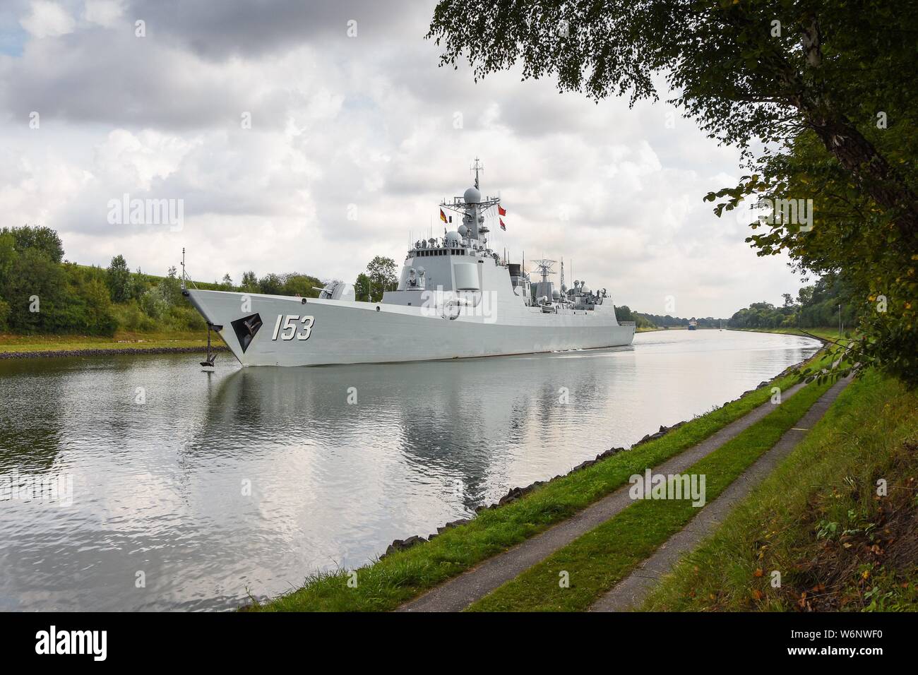 The first in 2015 put into service destroyer D 153 "Xi'an" on the way ...