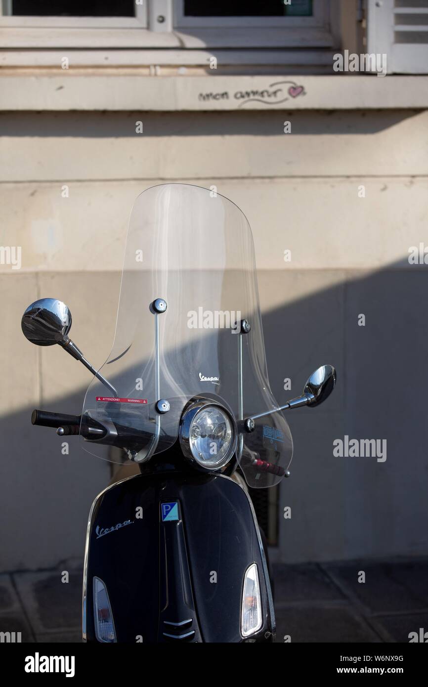 Quai de bethune hi-res stock photography and images - Alamy