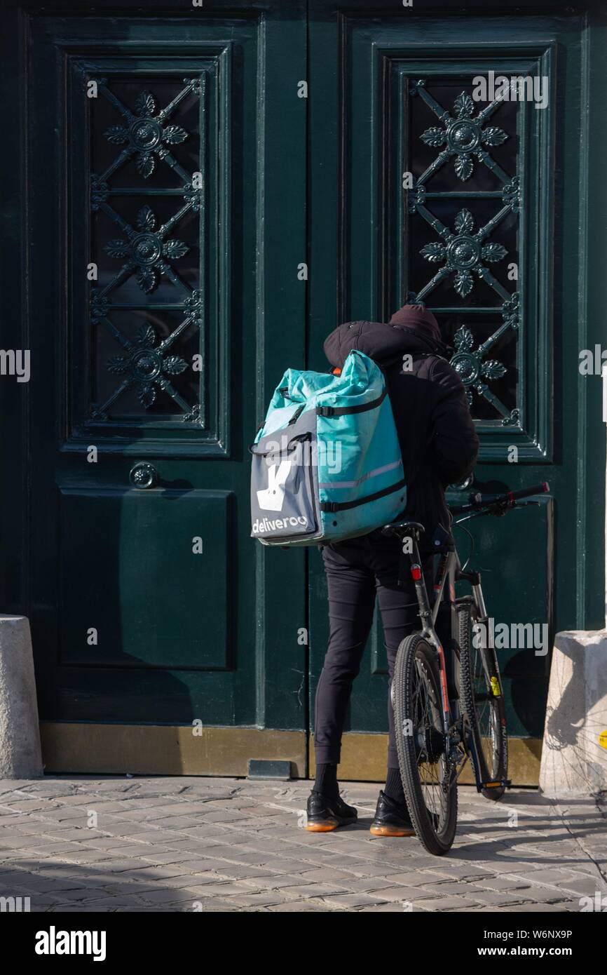 Paris 4th arrondissement, Ile de la Cite, food home delivery by a ...