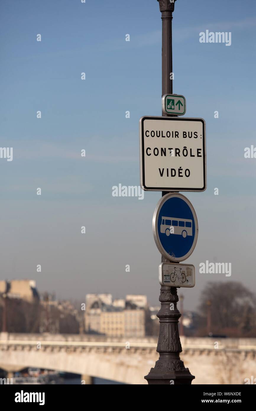 Paris 4th arrondissement, Ile Saint Louis, bus lane sign Stock Photo ...