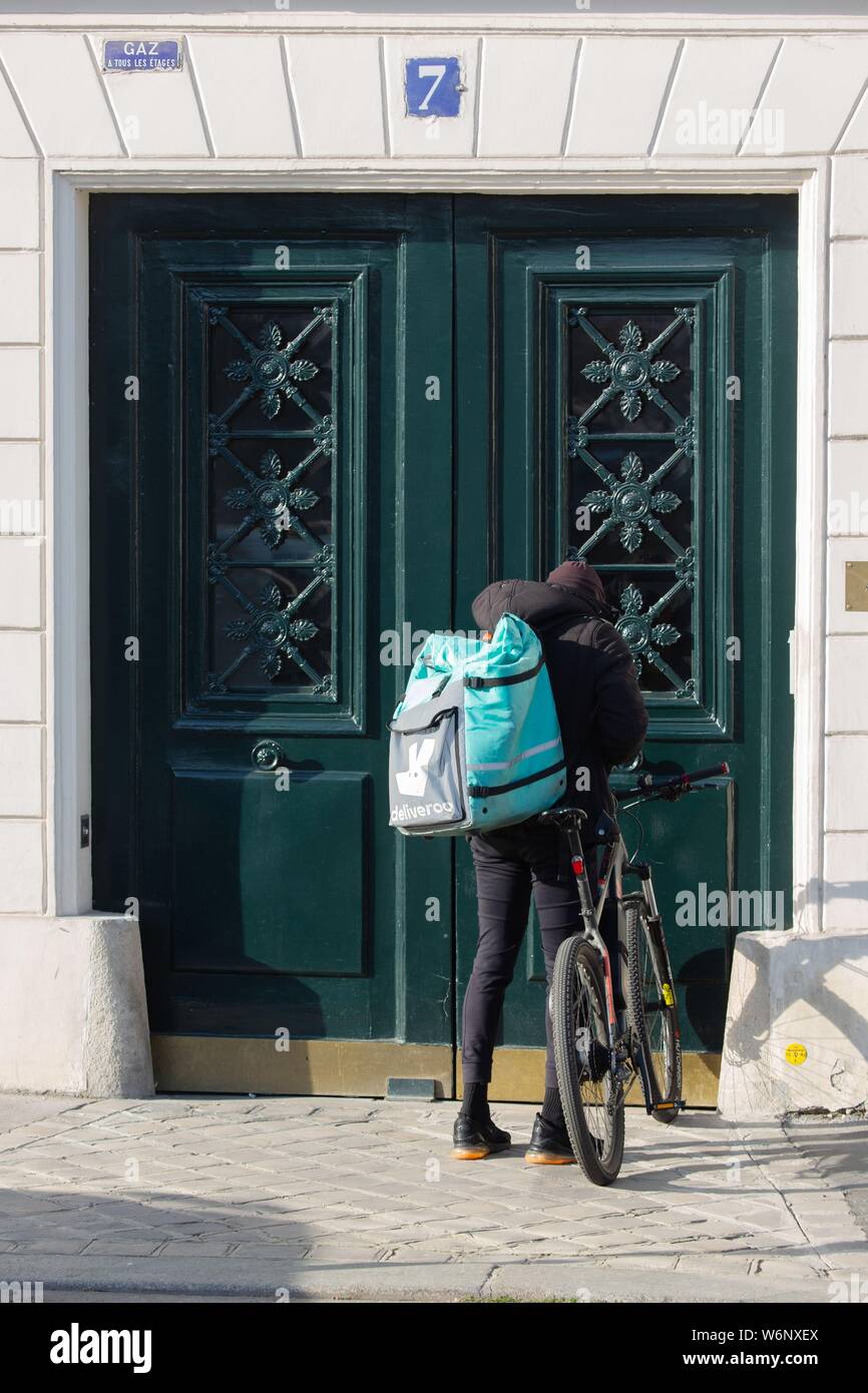 Paris 4th arrondissement, Ile de la Cite, food home delivery by a ...