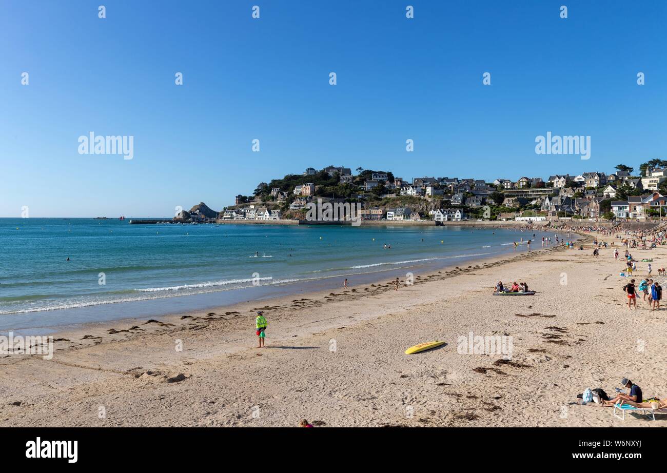 Côtes d'Armor, Pleneuf Val André, large beach Stock Photo - Alamy