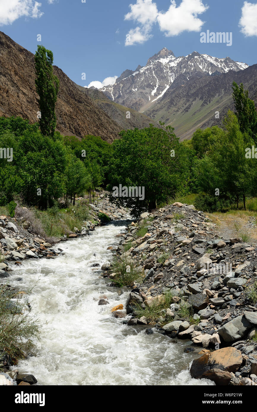 The beautiful Bartang valley, trekking destination. View on the Bartang ...